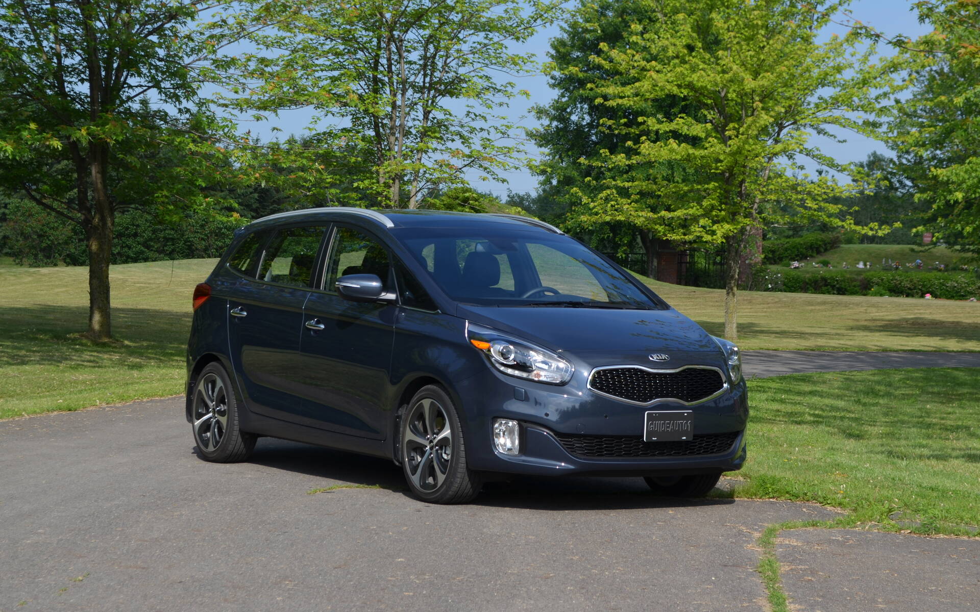 Kia Rondo Or Mazda5: Which One Should You Choose? | Otogo