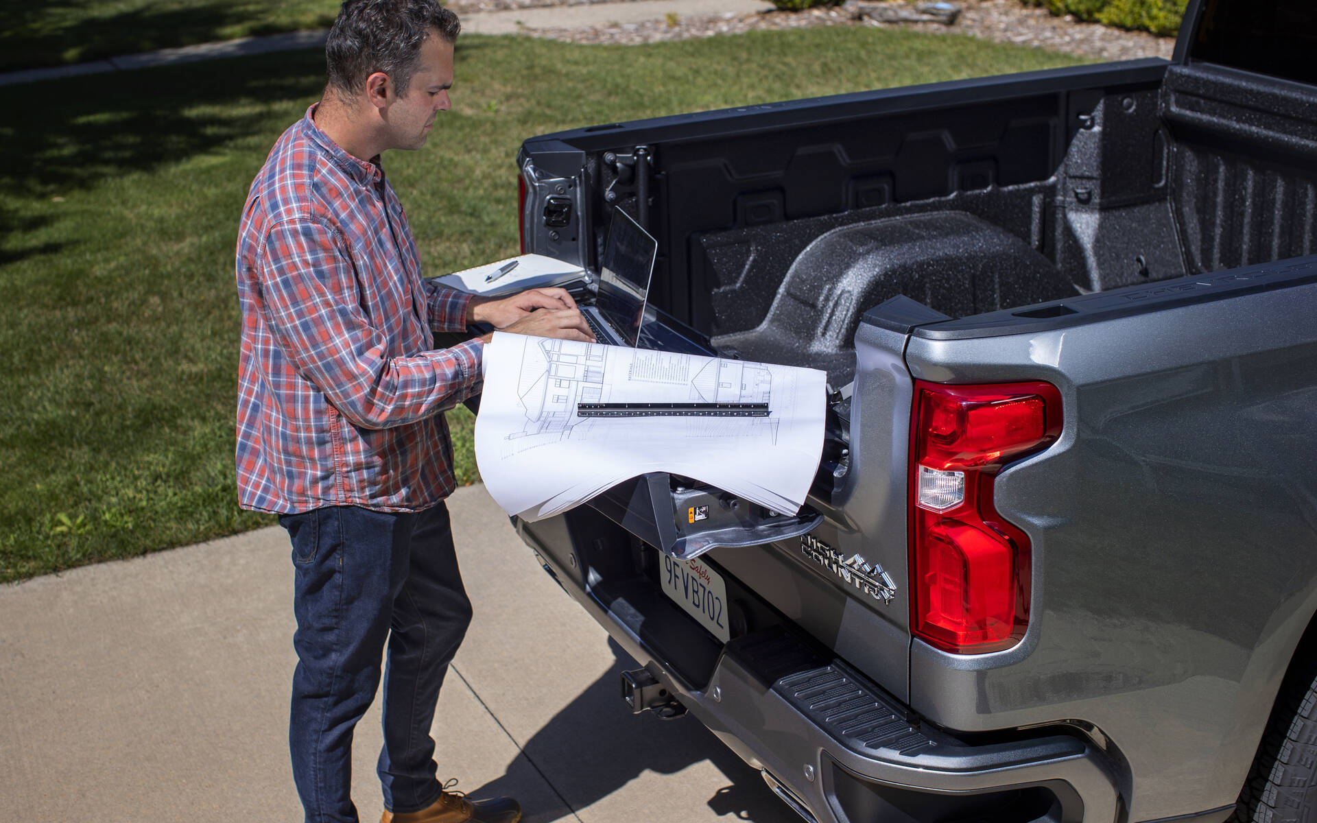 GM's Multi-Purpose Tailgate: How Does It Work? | Otogo