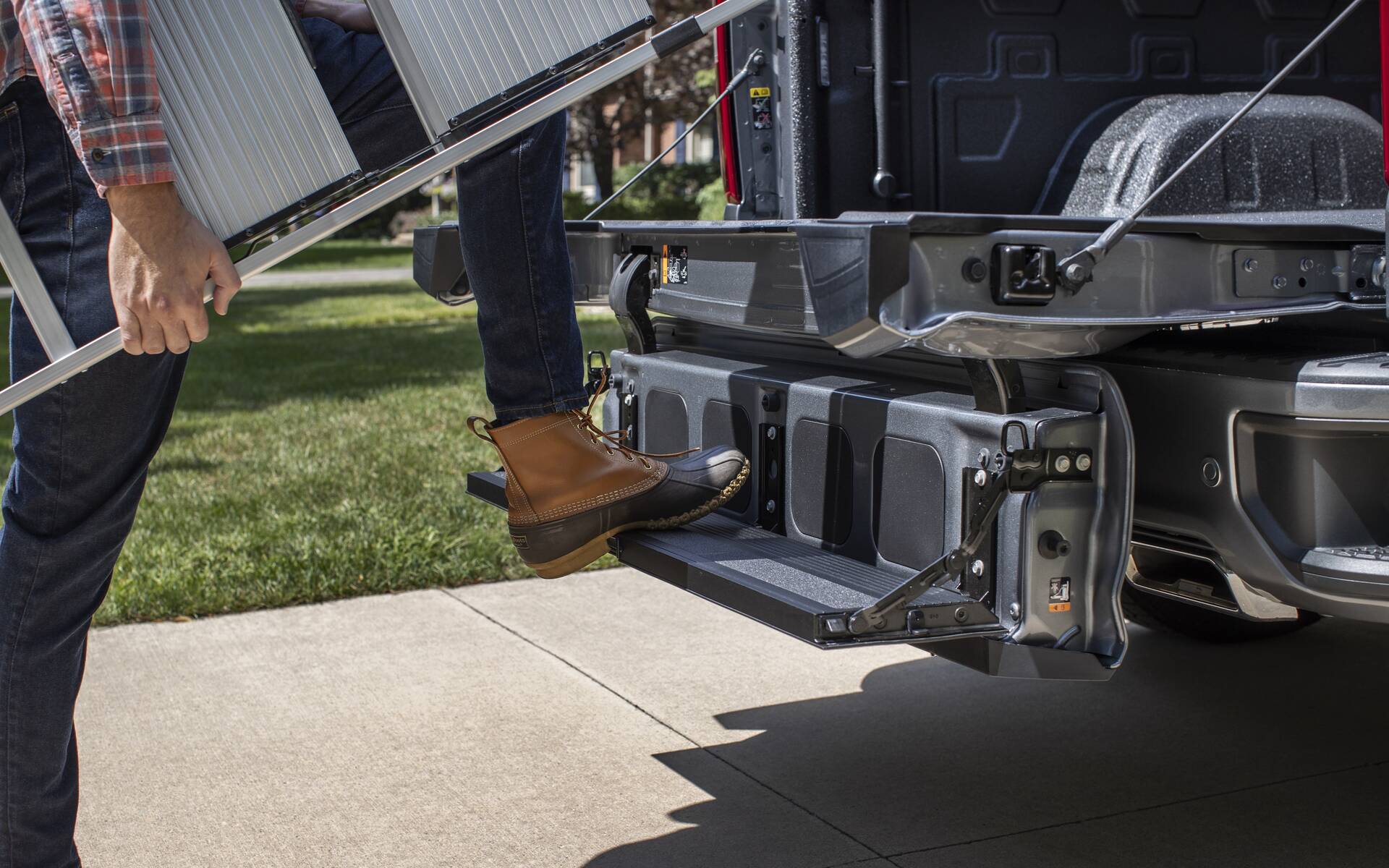 GM's Multi-Purpose Tailgate: How Does It Work? | Otogo