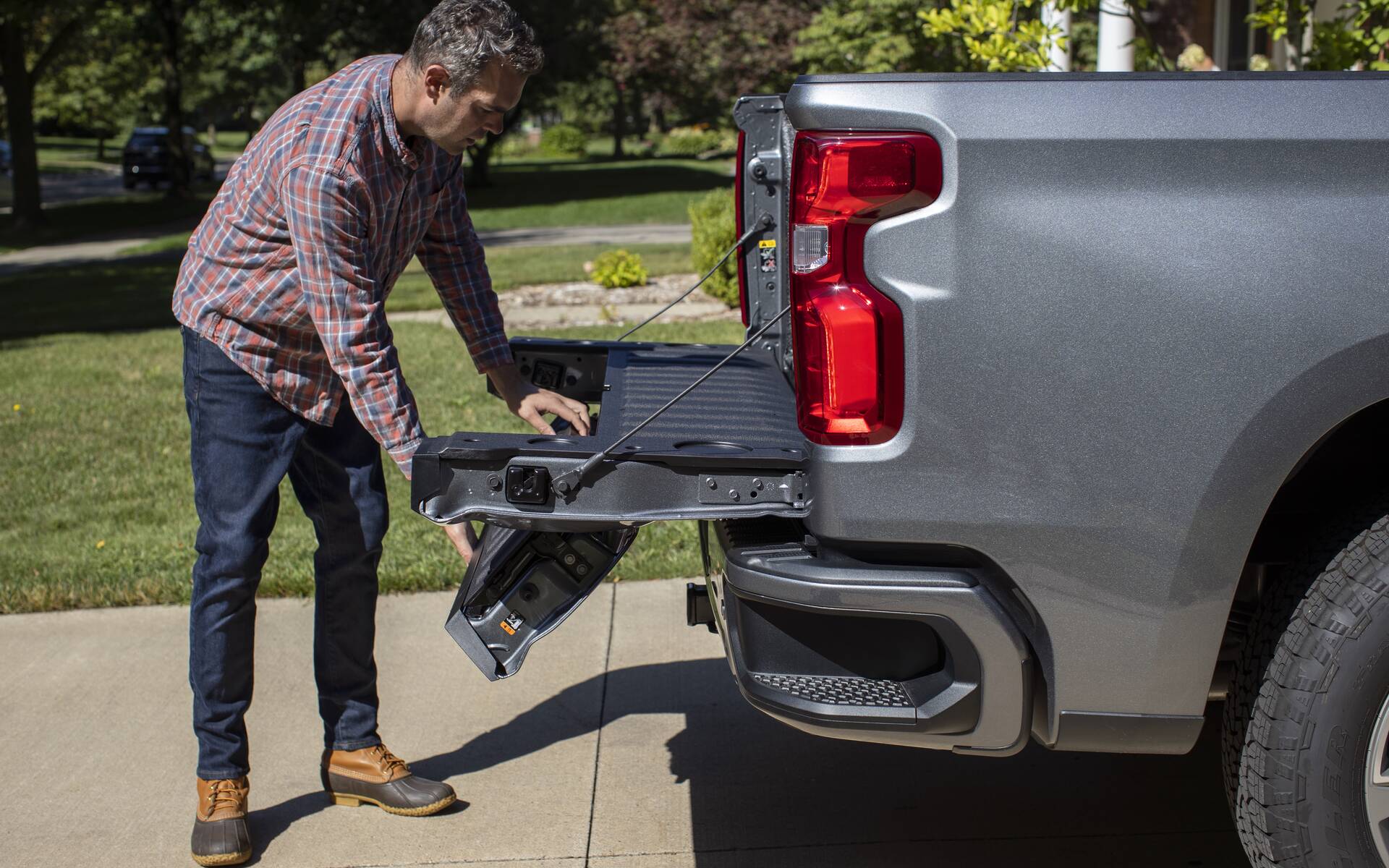 GM's Multi-Purpose Tailgate: How Does It Work? | Otogo