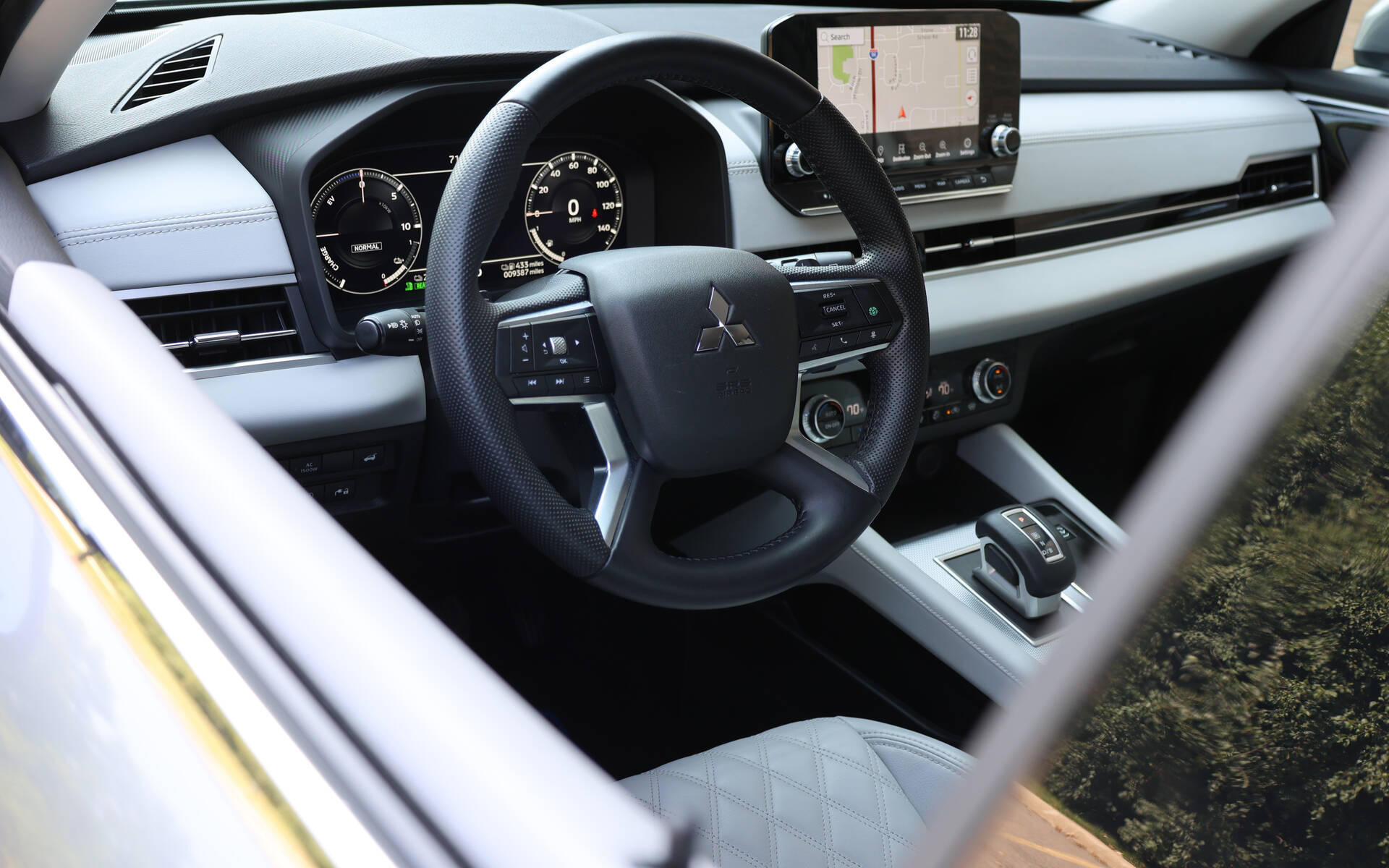 How much does... the Mitsubishi Outlander PHEV 2024 cost? | Otogo