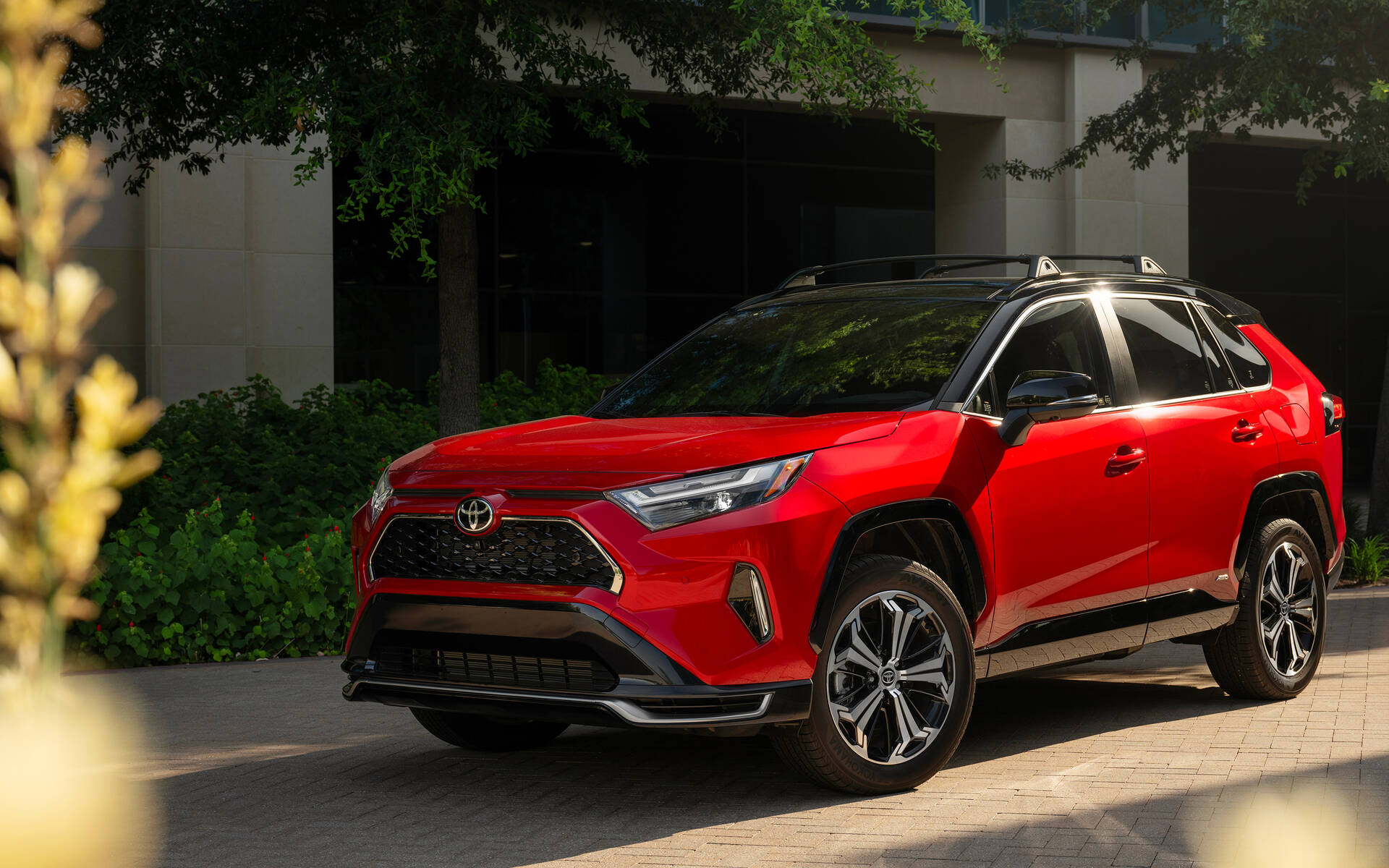 Top 10: Plug-in hybrids with the best range in 2025 | Otogo