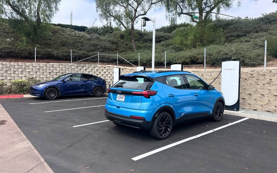 La future Chevrolet Bolt s’exhibe sur la route avant son dévoilement ...