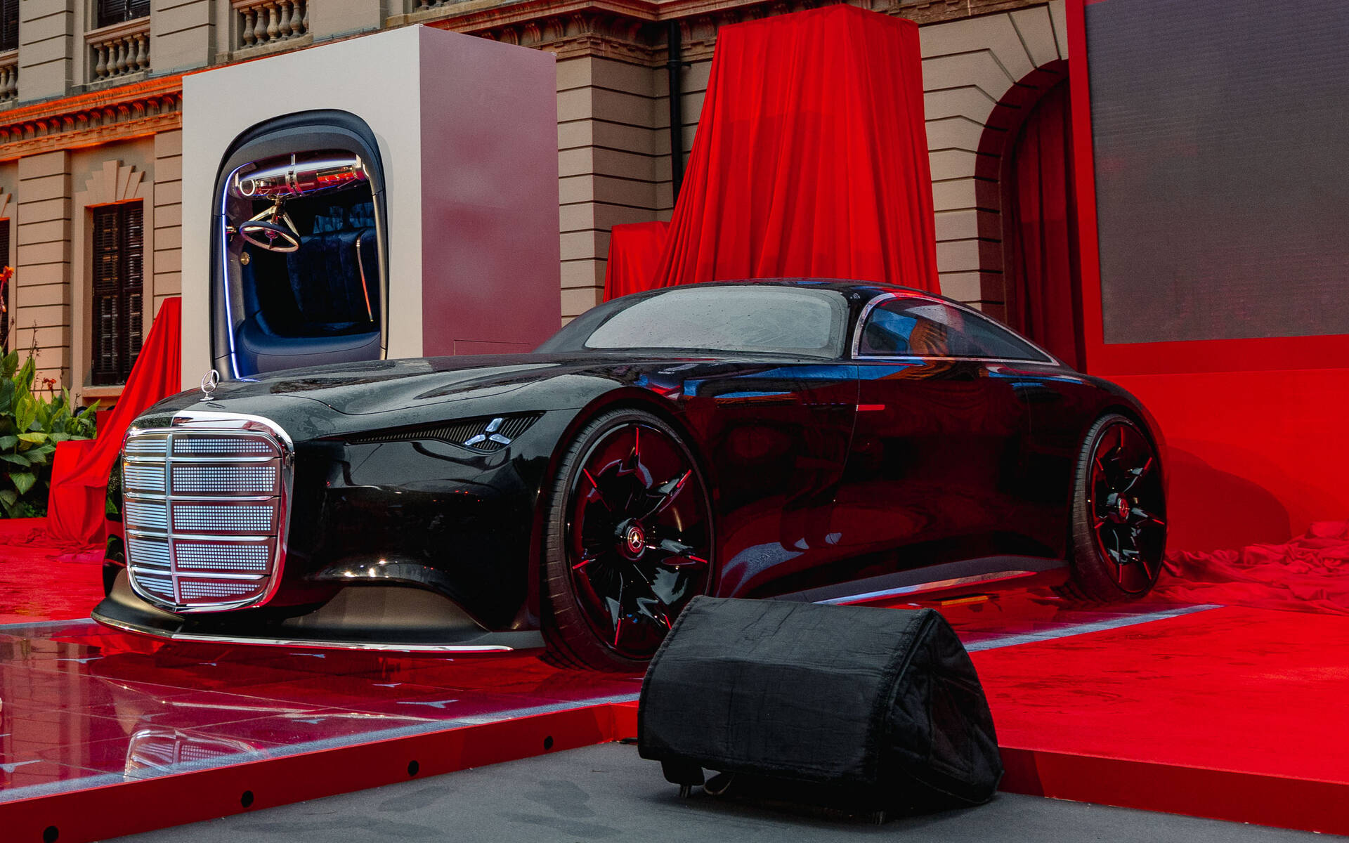 Mercedes-Benz Vision Iconic: Like an electric Batmobile in a tuxedo | Otogo